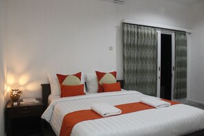 Quarto casal luxo | Cofres nos quartos, escrivaninha, espaço de trabalho para notebook