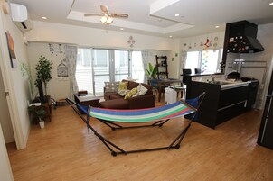 Apartamento standard, 2 quartos, vista para o oceano | Sala de estar | TV de tela plana, DVD player