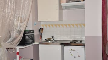 Geladeira, micro-ondas, máquina de café expresso, cafeteira/chaleira