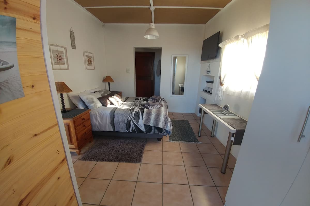 Quarto casal conforto (Great White) | Roupas de cama premium, escrivaninha, espaço de trabalho para notebook