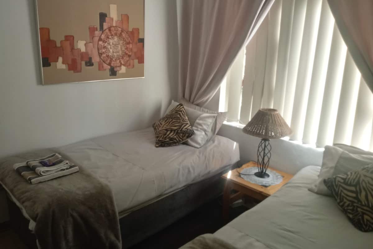 Quarto casal econômico (Hammerhead) | Roupas de cama premium, escrivaninha, espaço de trabalho para notebook