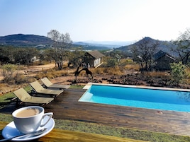 Piscina exterior, guarda-sóis, espreguiçadeiras