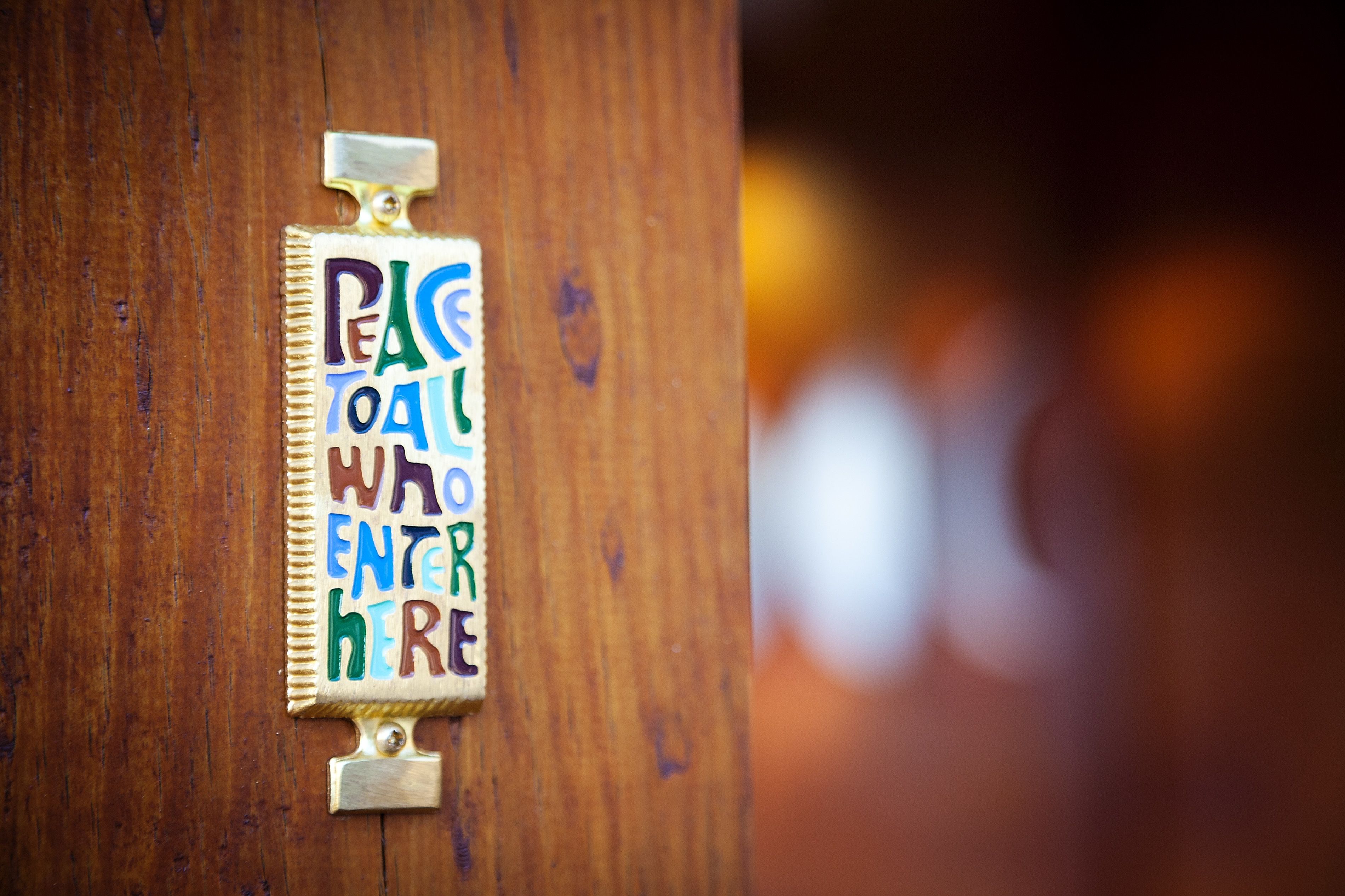Uma porta de madeira com uma placa que diz 'PACOTAO ENTER HERE'.