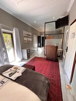 Quarto lua de mel | Frigobar (abastecido com alguns itens grátis), cofres nos quartos