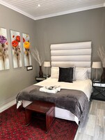 Quarto lua de mel | Frigobar (abastecido com alguns itens grátis), cofres nos quartos