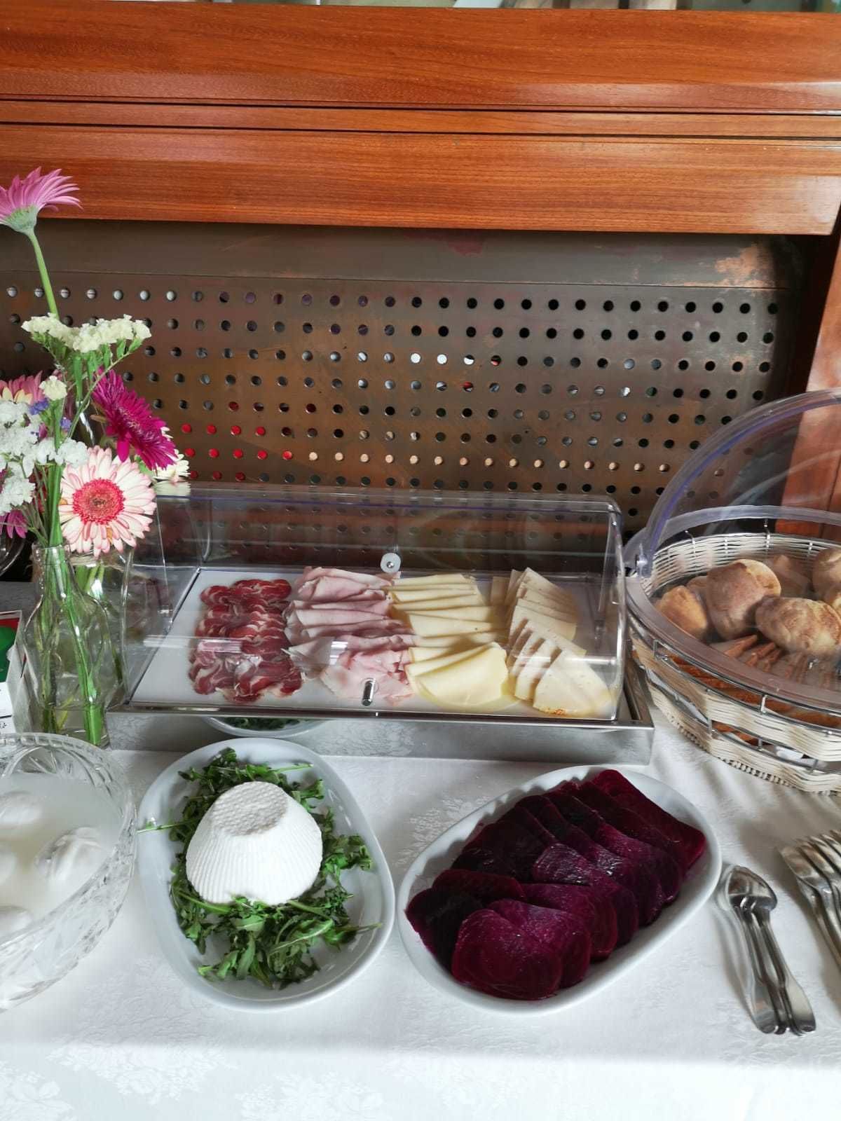 Café da manhã com buffet grátis todos os dias