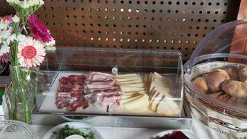 Café da manhã com buffet grátis todos os dias
