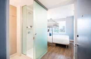 1 Queen and 1 Twin Bunk Bed, Deluxe Room, Non-Smoking | Lençóis de algodão egípcio, roupa de alta qualidade, minibar