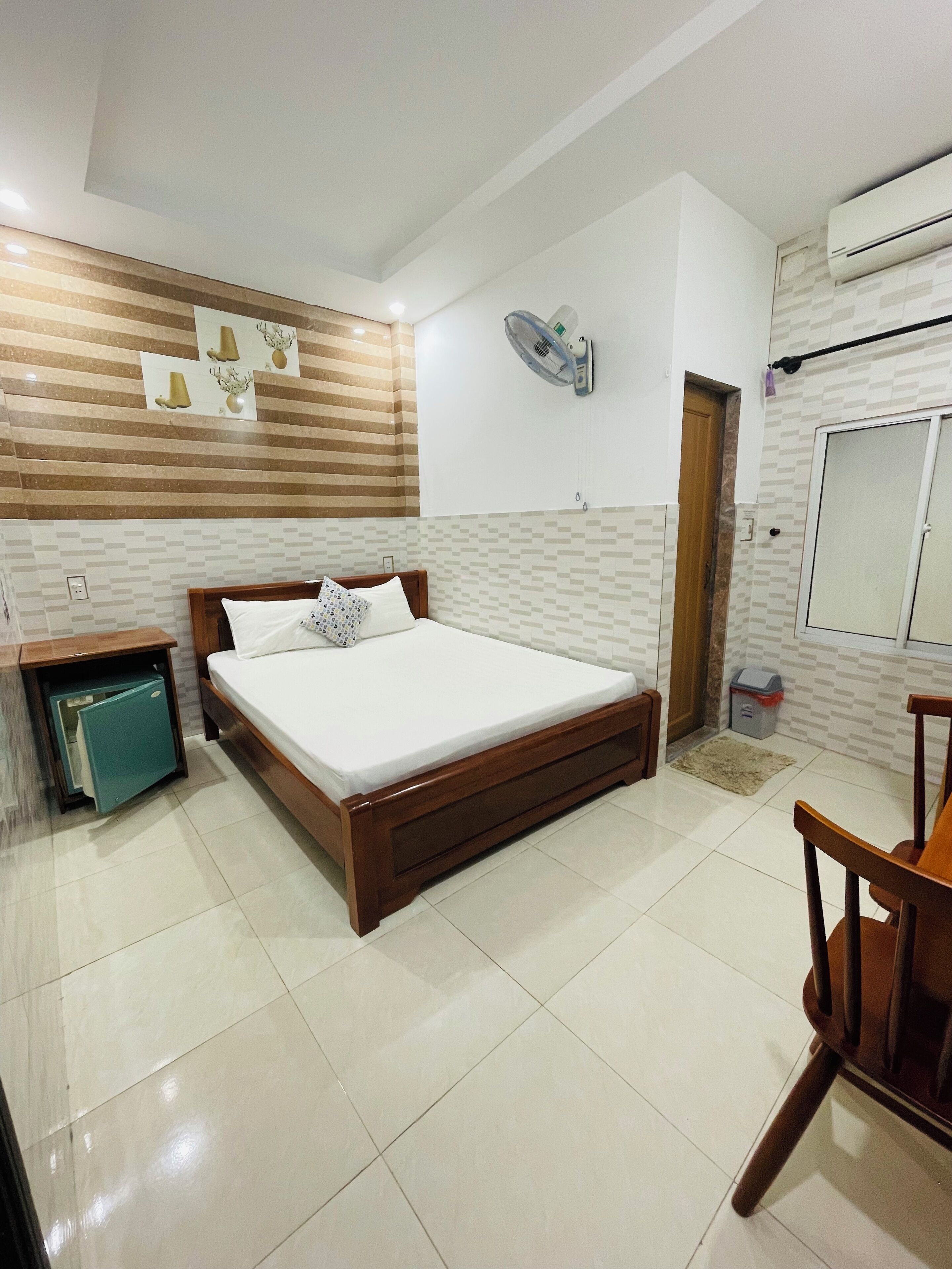 Quarto Standard | Minibar, secretária, secretária adequada para computadores portáteis 