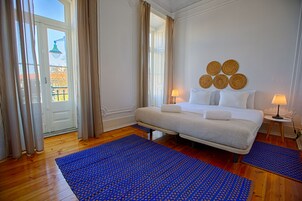 Quarto casal ou duplo luxo, banheiro compartilhado | Espaço de trabalho para notebook, cortinas blackout