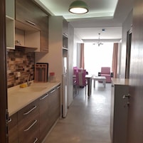 Apartamento standard | Cozinha americana privada | Geladeira, fogão, cooktop, talheres/pratos/utensílios de cozinha