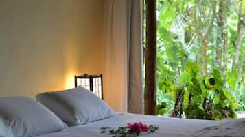 Chalé (D'Agua) | Roupas de cama premium, frigobar, cofres nos quartos, cortinas blackout