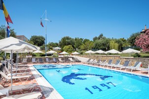 Piscina externa sazonal, guarda-sóis, espreguiçadeiras