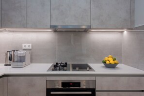 Apartamento superior, 2 quartos | Cozinha privada | Geladeira, cooktop, chaleira elétrica