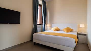 Quarto Quádruplo Clássico | Cofre no quarto, secretária, Wi-fi grátis, roupa de cama fornecida