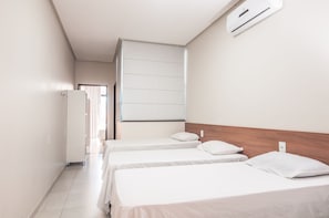 Quarto família | Frigobar, cortinas blackout, ferros/tábuas de passar roupa