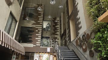 Fachada da propriedade à noite