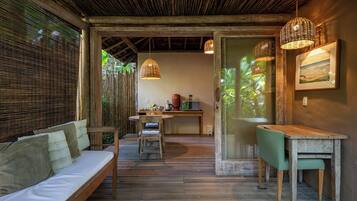 Minibar, cofre no quarto, Wi-fi grátis, roupa de cama fornecida