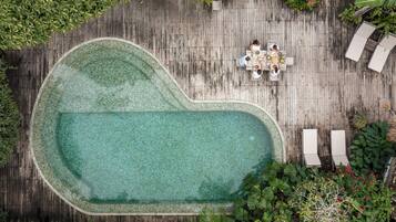 Piscina exterior, espreguiçadeiras