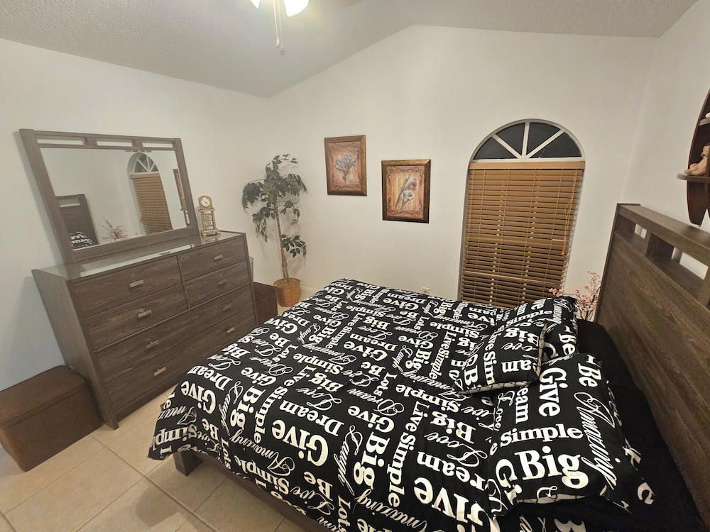 Beautiful 3 Bedroom 2 Full Bath 2 Car 🚗 Garage. - Lake Harney, FL
