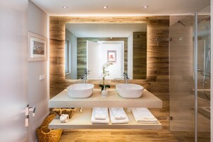 Villa de Luxo, 1 quarto | Casa de banho | Um secador de cabelo, roupões, chinelos, toalhas fornecidas