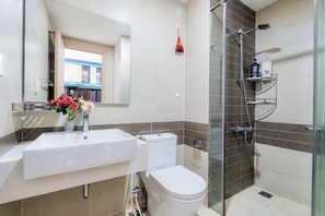 Apartamento superior | Banheiro | Produtos de toalete grátis, secador de cabelo, chinelos 