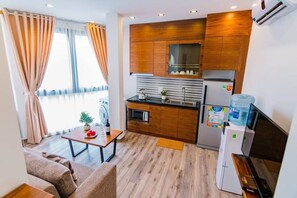 Apartamento Standard | Minibar, secretária, secretária adequada para computadores portáteis 