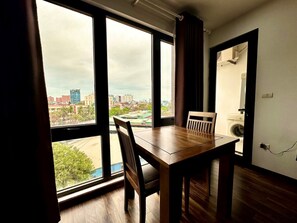 Apartamento, 1 quarto | Minibar, secretária, secretária adequada para computadores portáteis 