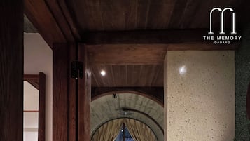 Quarto Duplo Signature, Vista para a cidade | Casa de banho | Artigos de higiene ecológicos, chinelos