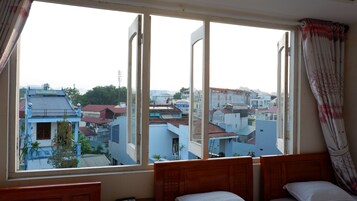 Quarto triplo | Escrivaninha, quartos à prova de som, ferros/tábuas de passar roupa