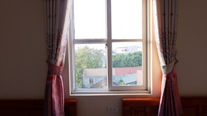 Quarto casal urbano | Escrivaninha, quartos à prova de som, ferros/tábuas de passar roupa