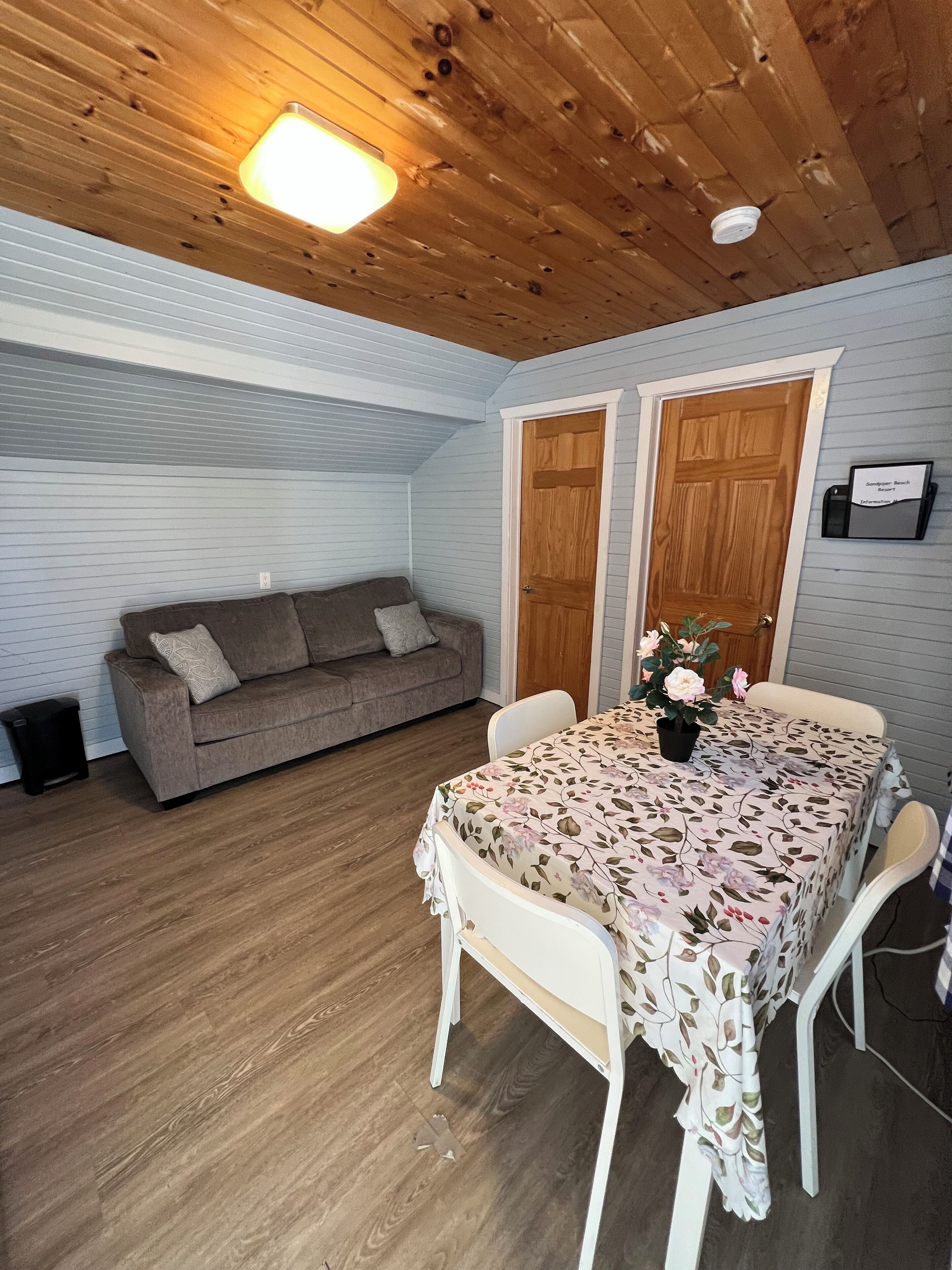 Beachfront Cottage In Wasaga Beach - Sandpiper Beach Resort - Cottage # 8 - Wasaga Beach