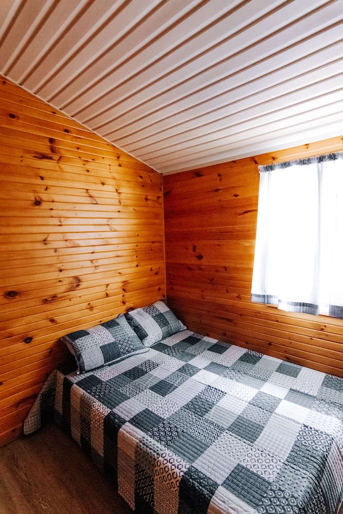 Beachfront Cottage In Wasaga Beach - Sandpiper Beach Resort - Cottage # 1 - Wasaga Beach