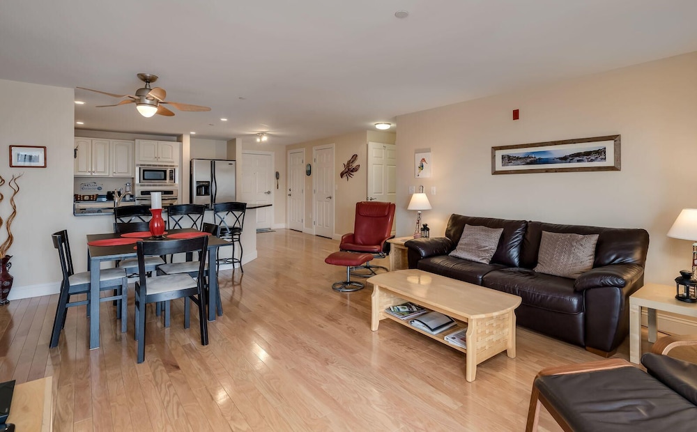 Maine, Beachfront Condo! - Biddeford, ME