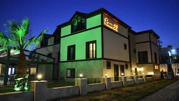 Fachada da propriedade à noite
