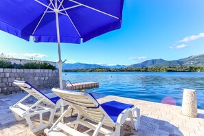 Terraço com espreguiçadeiras