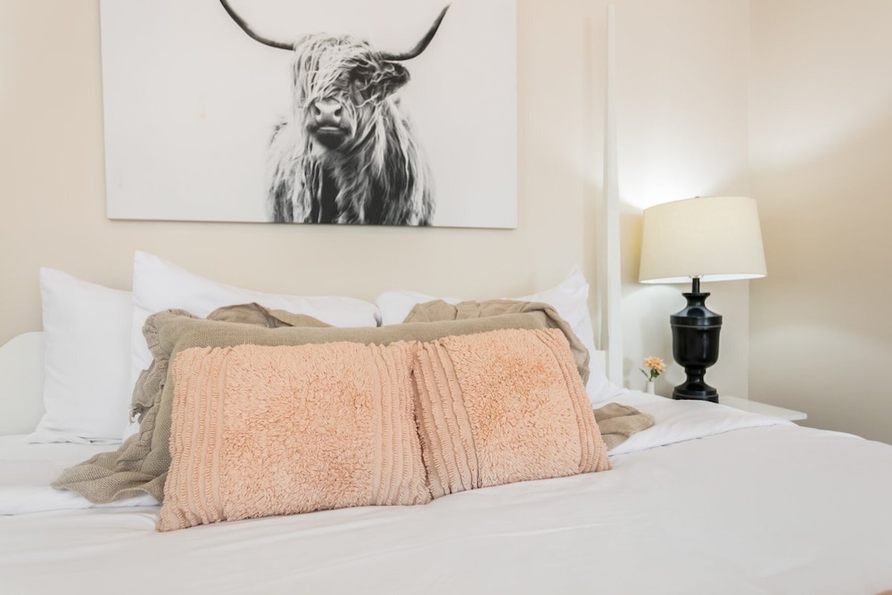 Main Street Retreat Kilt And Clover | King Bed | In Town | Shared Pool/hot Tub Access - Texas