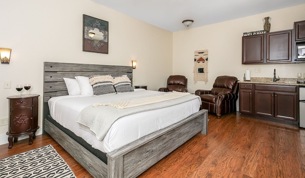 Main Street Retreat Butterworts Suite | King Bed | Shared Hot Tub/pool - Luckenbach, TX