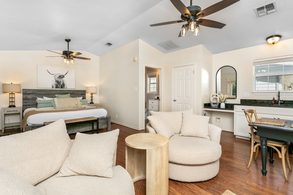 Absolutamente Encantador Cotswold Bungalow, Cama King, En La Ciudad, Acceso Al Jacuzzi / Piscina! - Fredericksburg, TX