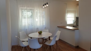 Apartamento (4+2) | Sala de estar | Televisor de ecrã plano de 32 polegadas com canais de TV premium 
