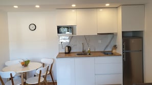 Apartamento (2+2) | Cozinha privada | Um frigorífico/congelador grande, um micro-ondas, uma placa de cozinha 
