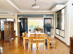 Pequenos-almoços servidos, cozinha local e internacional 