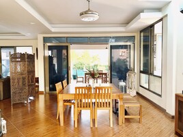 Café da manhã, almoço e jantar; local e internacional 