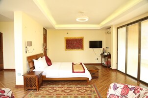 Quarto Duplo Deluxe | Roupa hipoalergénica, edredões de penas, camas de colchão pillowtop