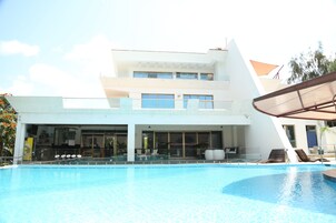 Piscina exterior, guarda-sóis, espreguiçadeiras