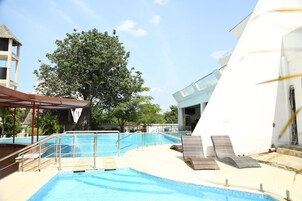 Piscina exterior, guarda-sóis, espreguiçadeiras