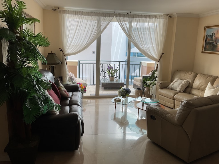 Luxury Condo Across From The Beach. Str-00342 - Sunny Isles Beach, FL