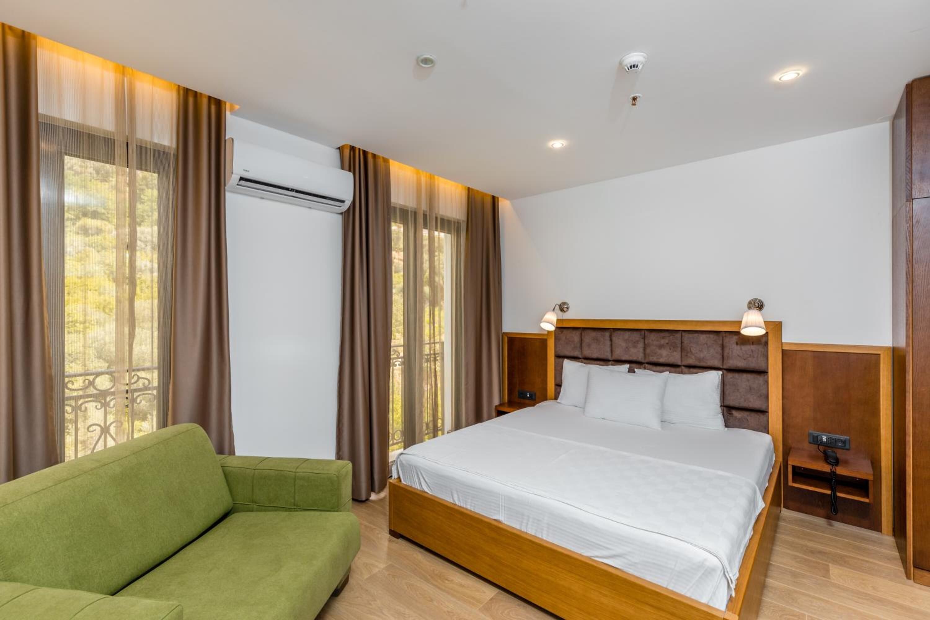 Roupa de alta qualidade, minibar, cofre no quarto, secretária 