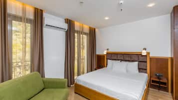 Roupa de alta qualidade, minibar, cofre no quarto, secretária