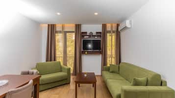 TV de ecrã plano, brinquedos, livros